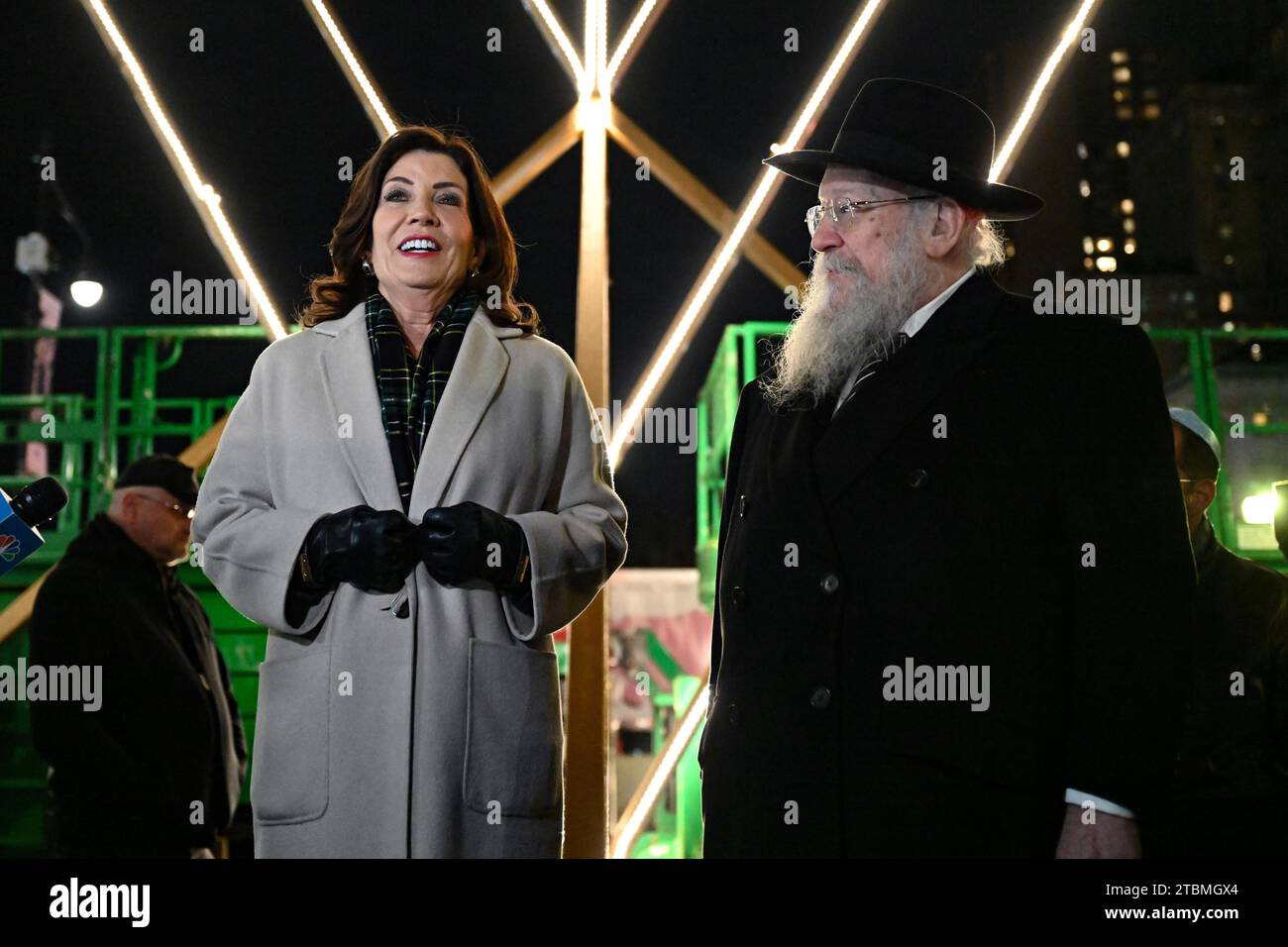Gouverneur Kathy Hochul und Rabbi Shmuel M. Butman zünden die größte ...
