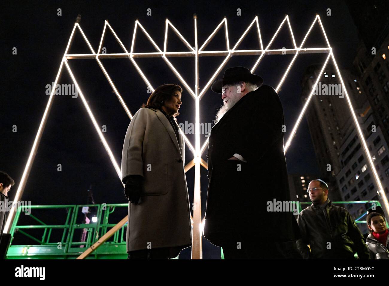 Gouverneur Kathy Hochul und Rabbi Shmuel M. Butman zünden die größte ...