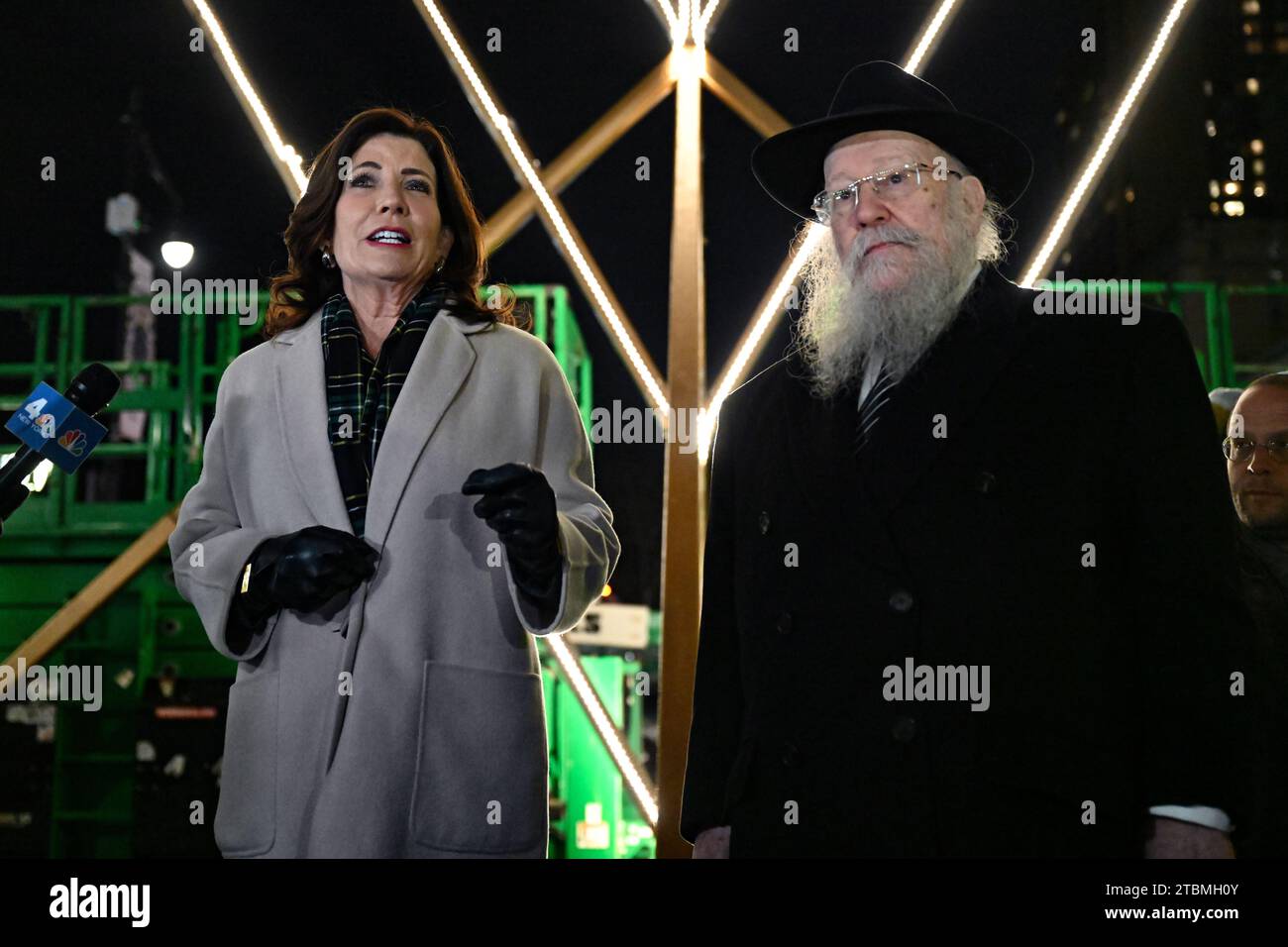 Gouverneur Kathy Hochul und Rabbi Shmuel M. Butman zünden die größte ...