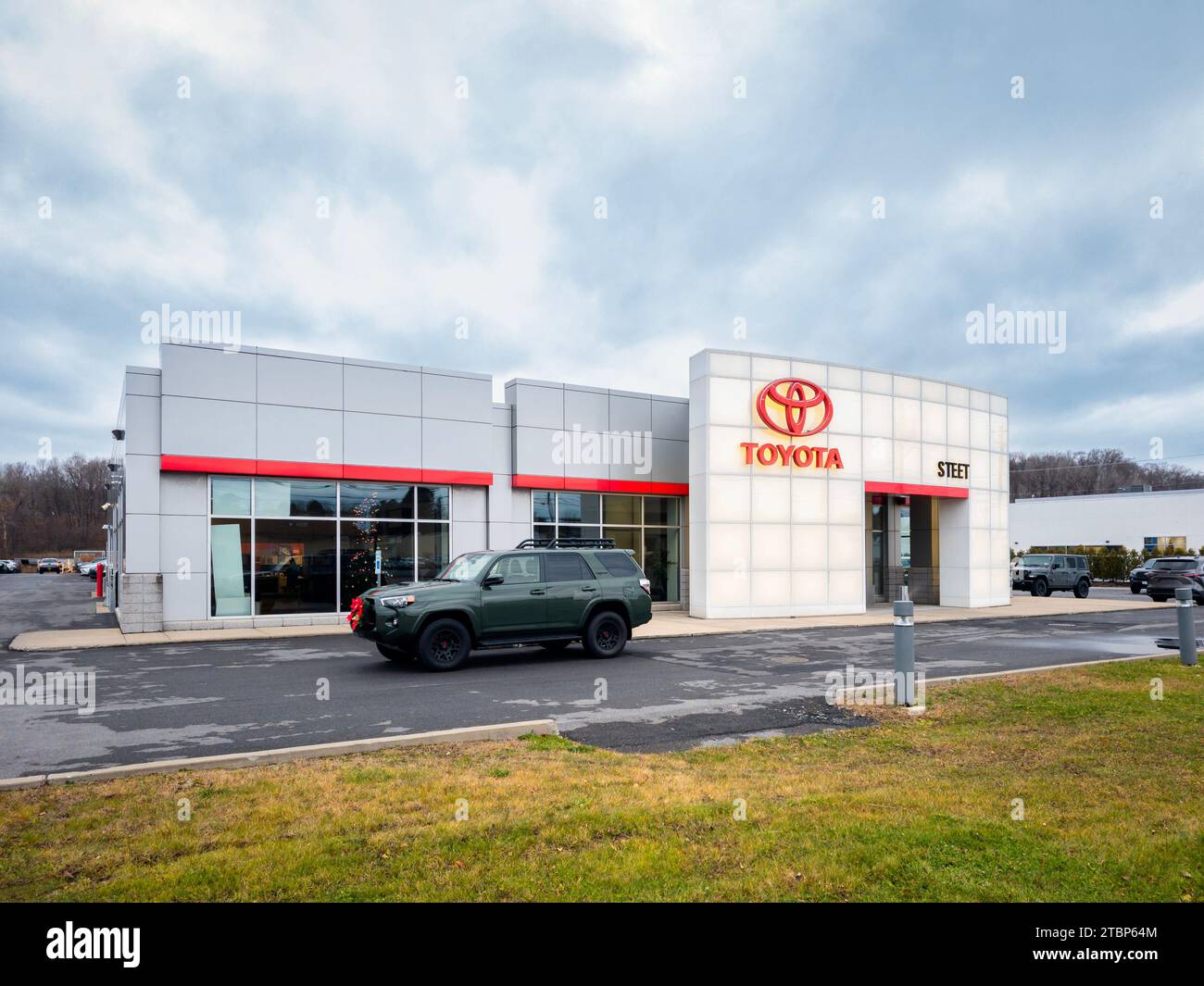 Yorkville, New York – 23. November 2023: Steet Ponte Toyota ist ein ...