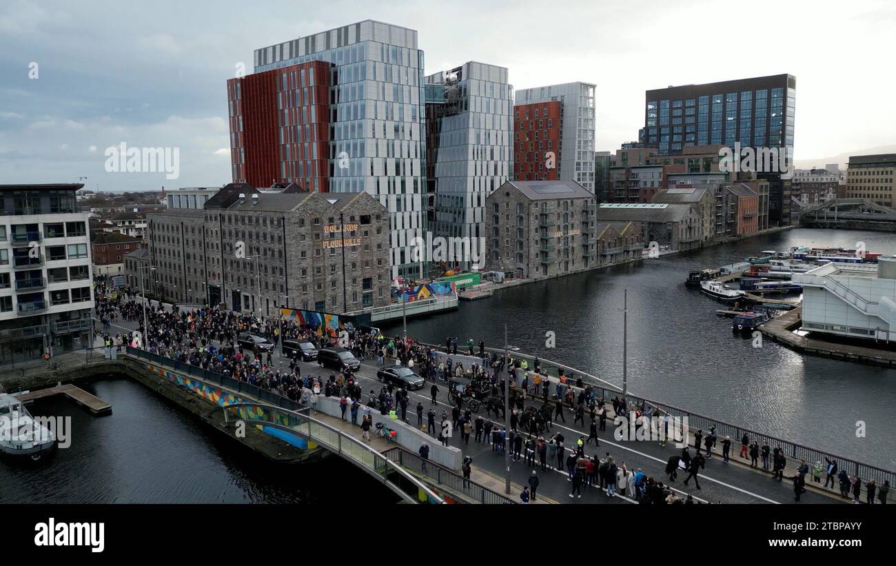 Der Trauerzug von Shane MacGowan überquert die Mac Mahon Bridge in ...
