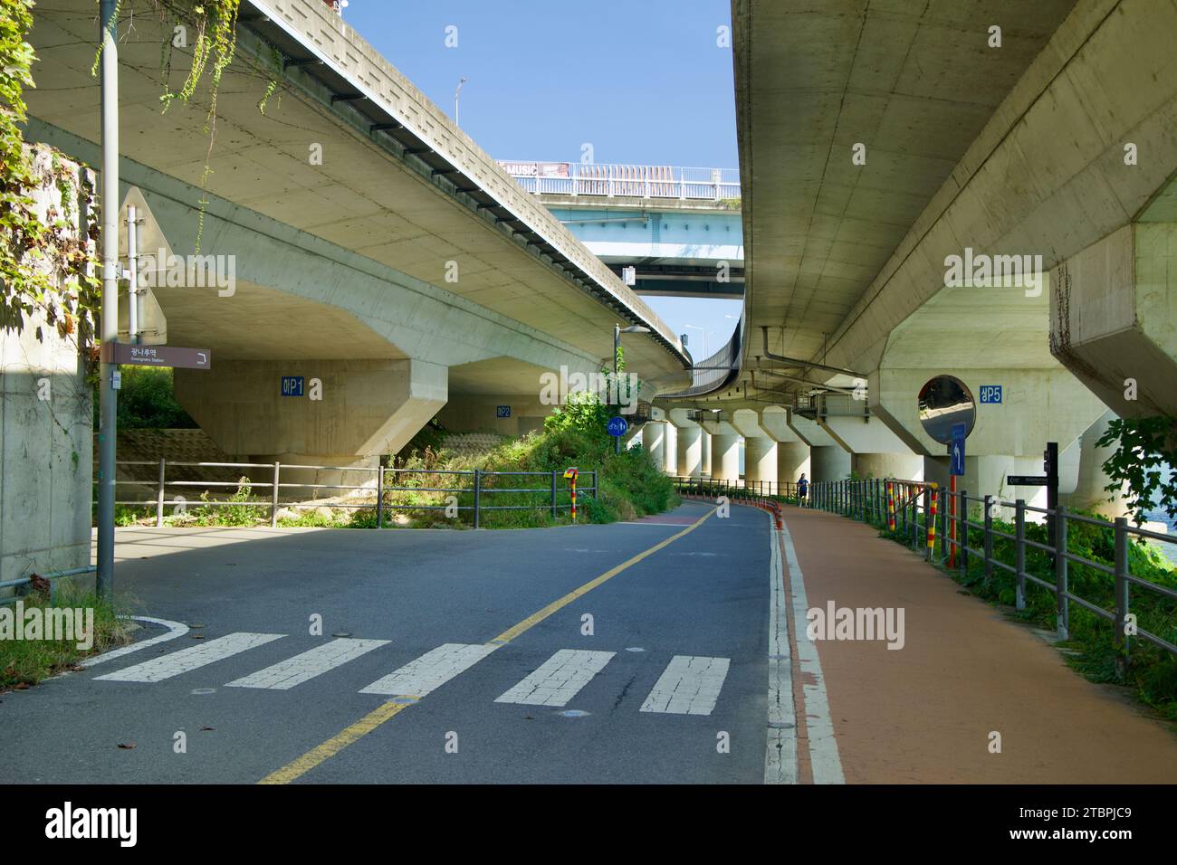 Am östlichen Ende des Ttukseom Hangang Park in Seoul führt ein ...