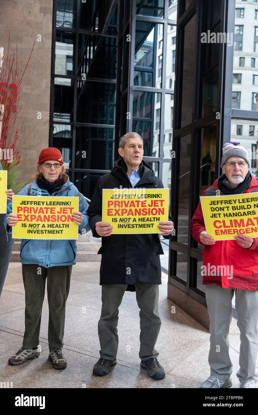 Dezember 2023. Boston, MA. Die Demonstranten treffen sich in 53 Büros ...