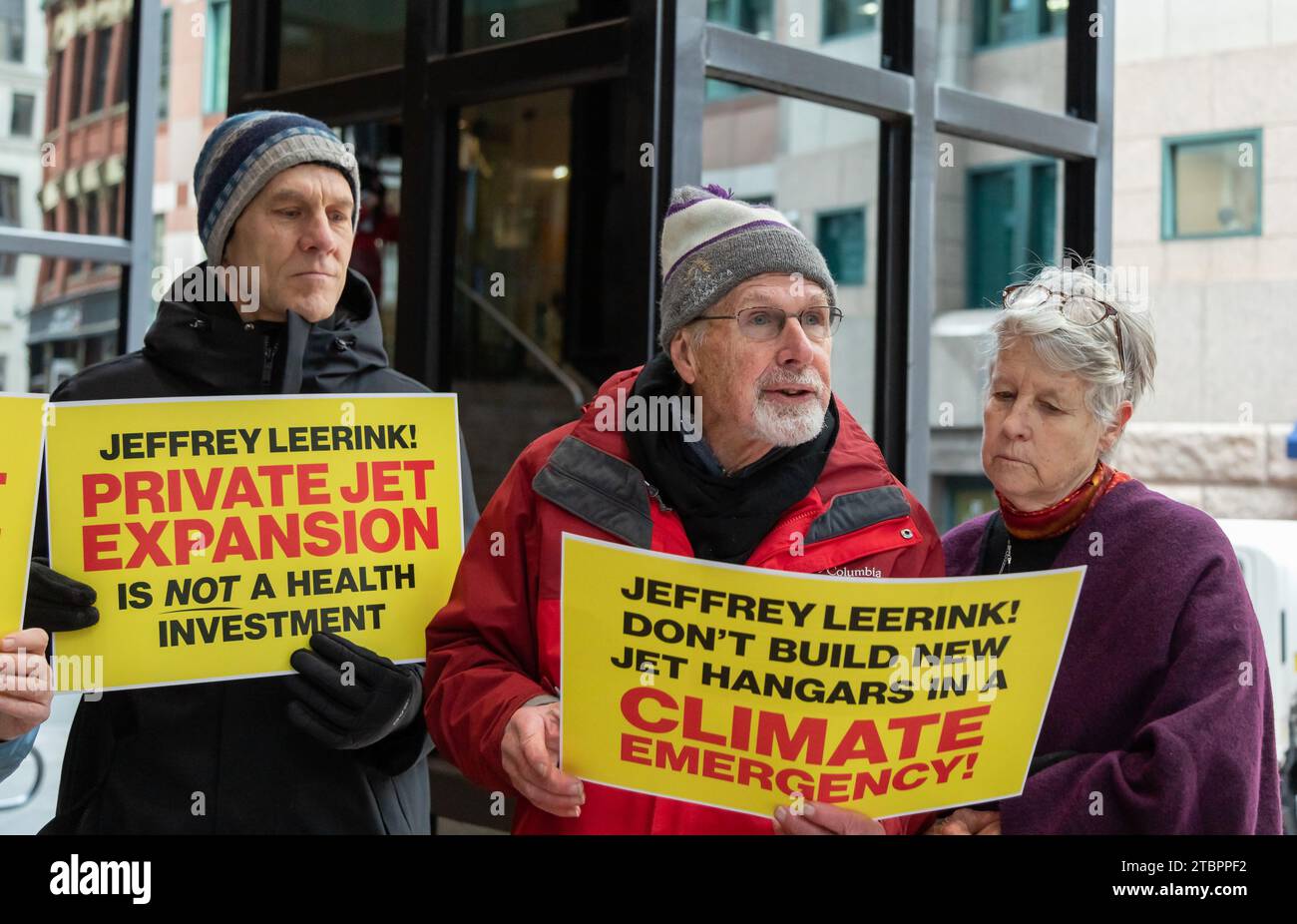 Dezember 2023. Boston, MA. Die Demonstranten treffen sich in 53 Büros ...