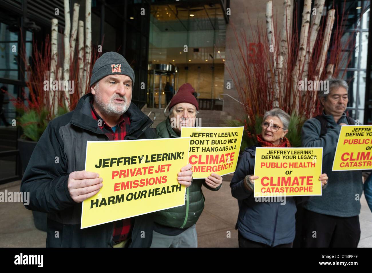 Dezember 2023. Boston, MA. Die Demonstranten treffen sich in 53 Büros ...