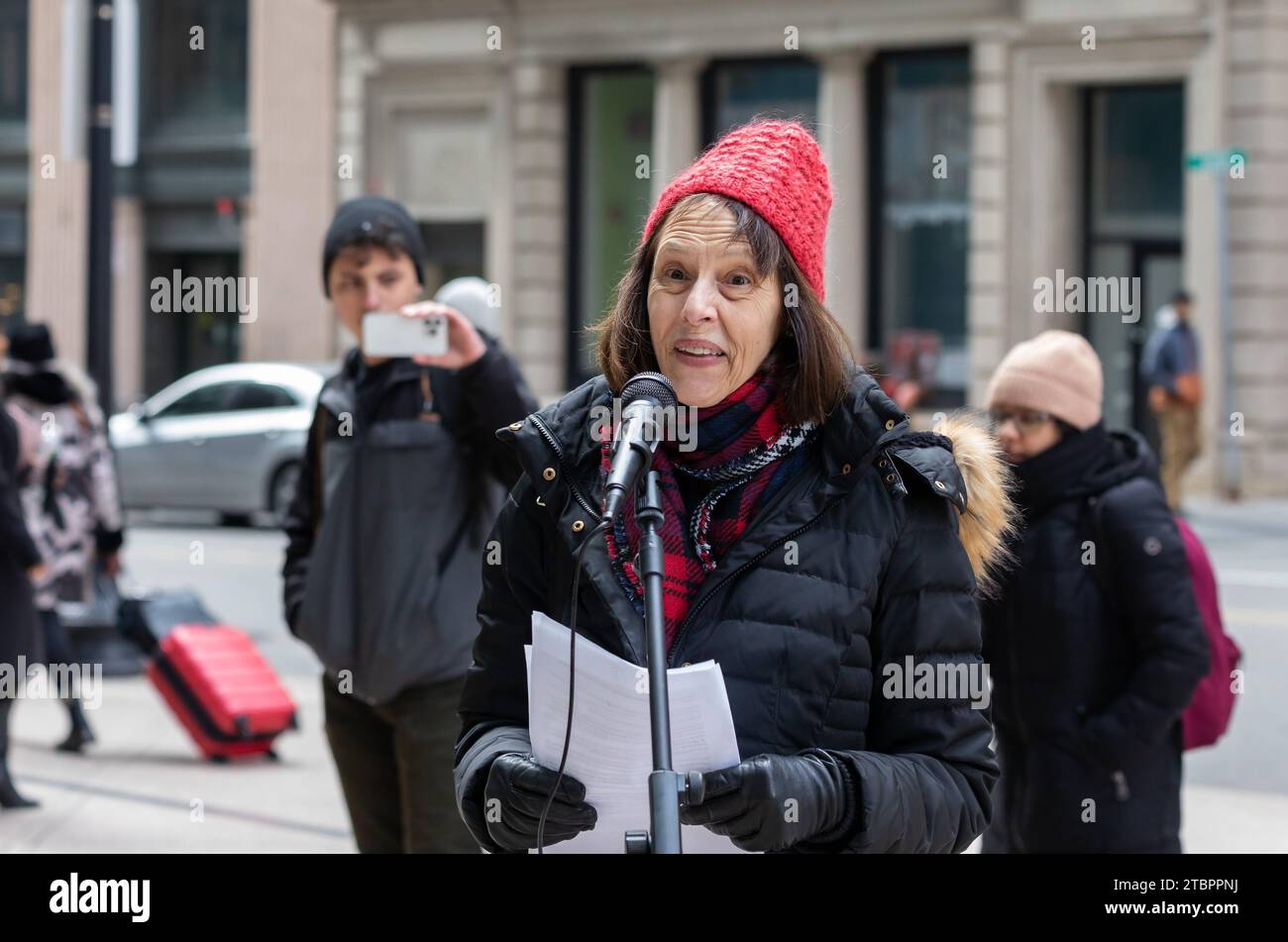 Dezember 2023. Boston, MA. Die Demonstranten treffen sich in 53 Büros ...