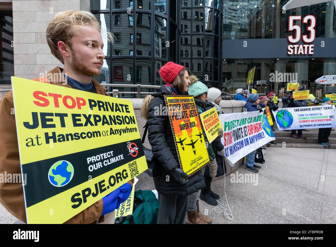 Dezember 2023. Boston, MA. Die Demonstranten treffen sich in 53 Büros ...