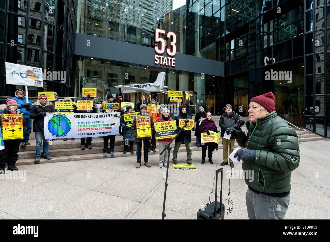 Dezember 2023. Boston, MA. Die Demonstranten treffen sich in 53 Büros ...