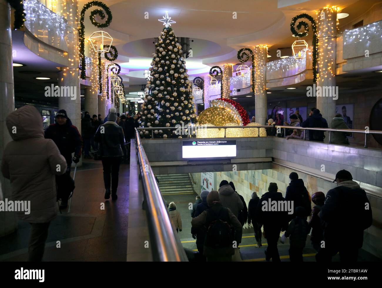 CHARKIW, UKRAINE - 7. DEZEMBER 2023 - Ein Weihnachtsbaum thront neben ...