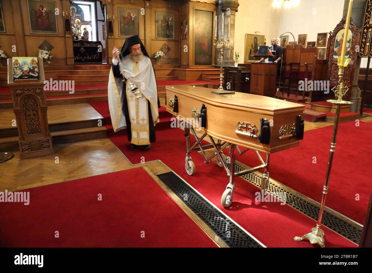 Griechisch-orthodoxe Beerdigungsgottesdienst in der Kathedrale von ...