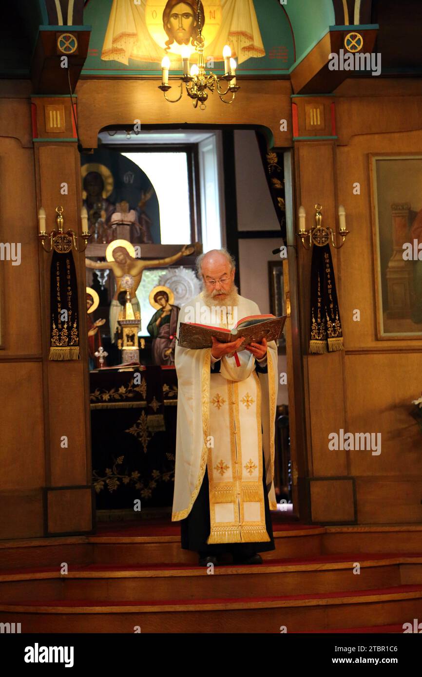 Pfarrer in der kathedrale -Fotos und -Bildmaterial in hoher Auflösung – Alamy