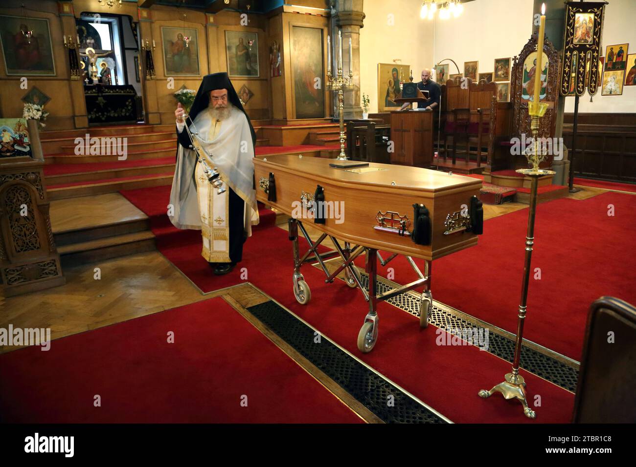 Griechisch-orthodoxe Beerdigungsgottesdienst in der Kathedrale von ...