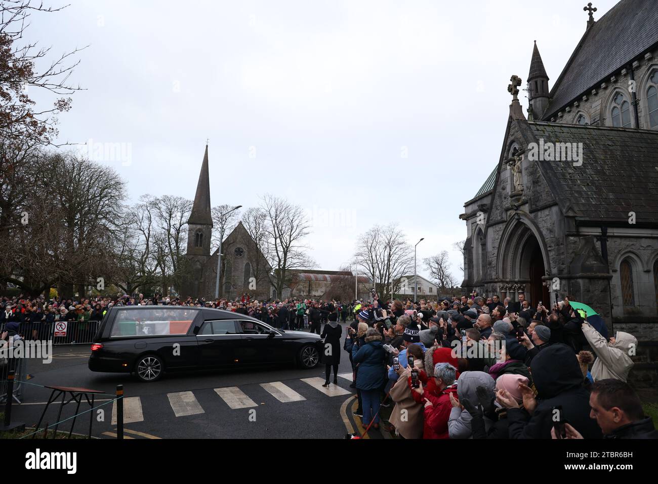 Die Trauerprozession von Shane MacGowan erreicht die Kirche Saint Mary ...