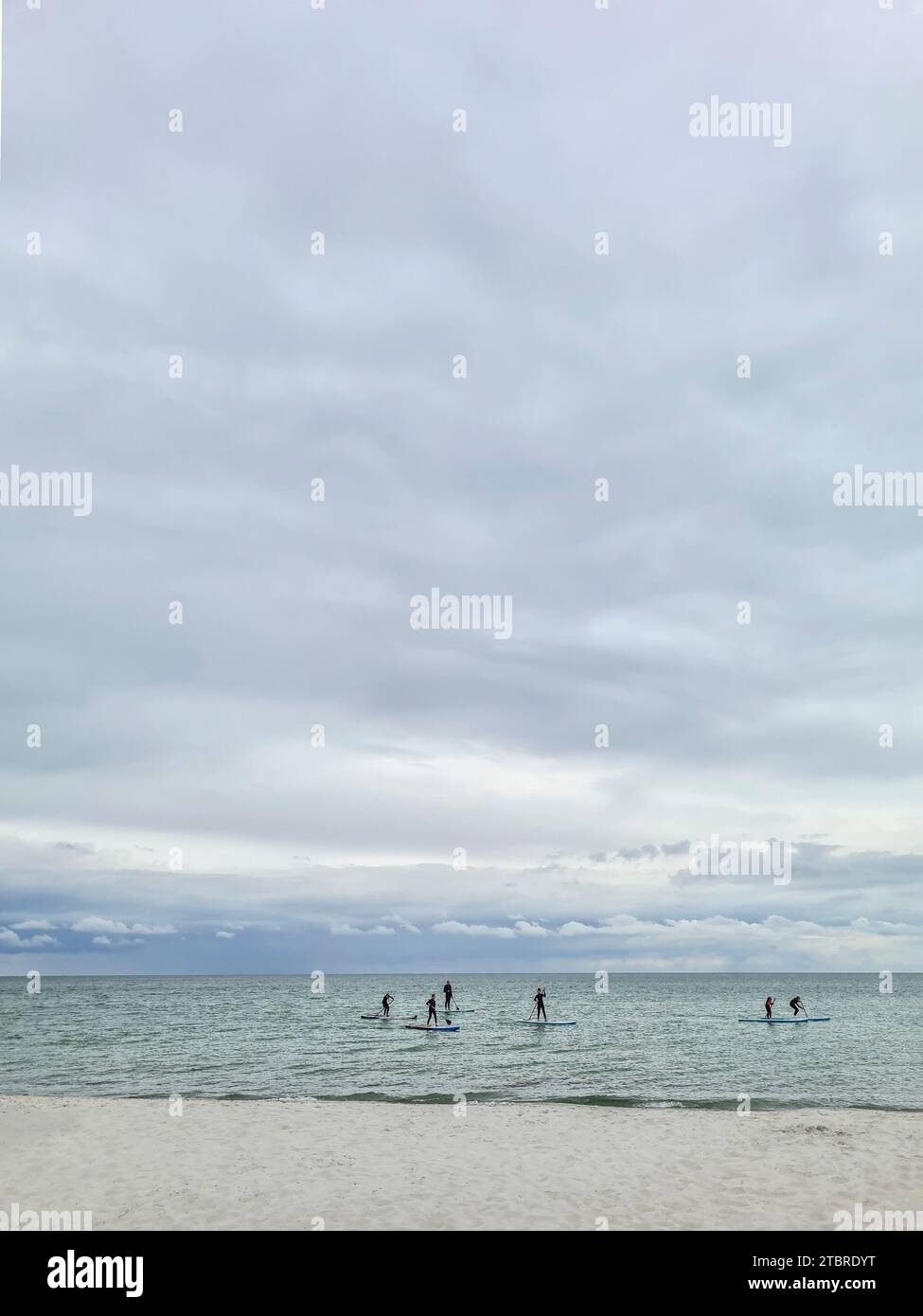 Teenager am strand -Fotos und -Bildmaterial in hoher Auflösung – Alamy