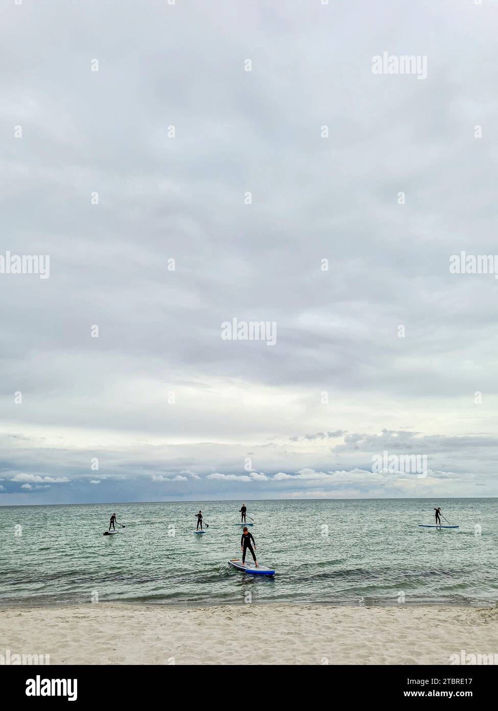 Teenager am strand -Fotos und -Bildmaterial in hoher Auflösung – Alamy