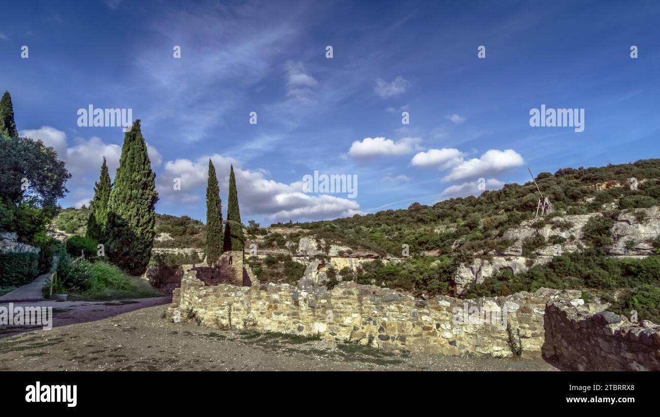 Verteidigungsmauer von Minerve. Das mittelalterliche Dorf wurde auf ...