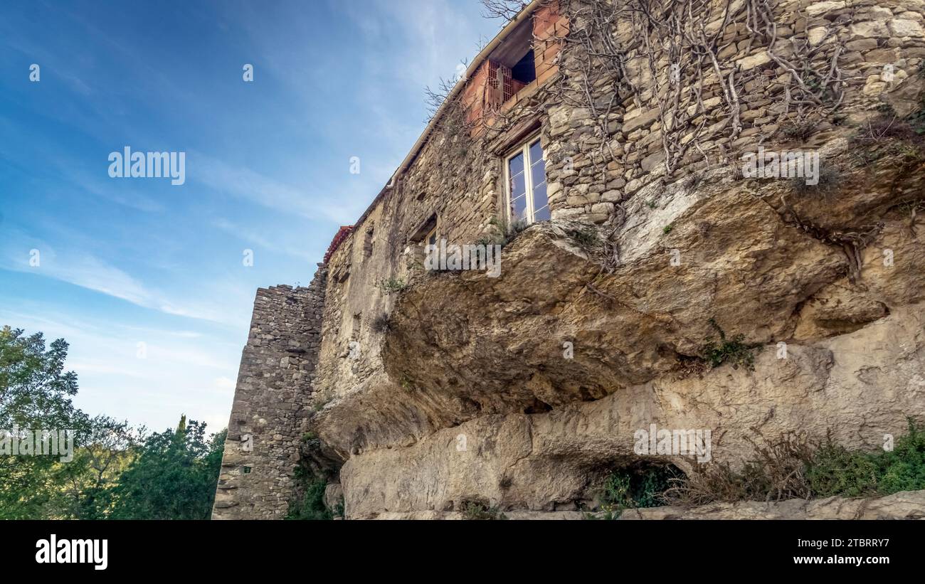 Dorfmauer in Minerve. Das mittelalterliche Dorf wurde auf einem Felsen ...