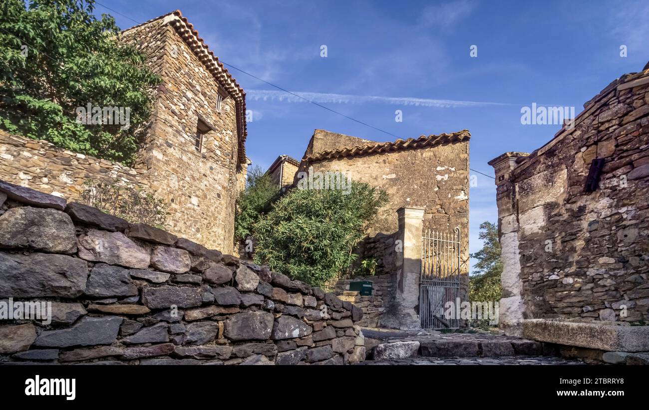 Dorfallee in Minerve. Das mittelalterliche Dorf wurde auf einem Felsen ...