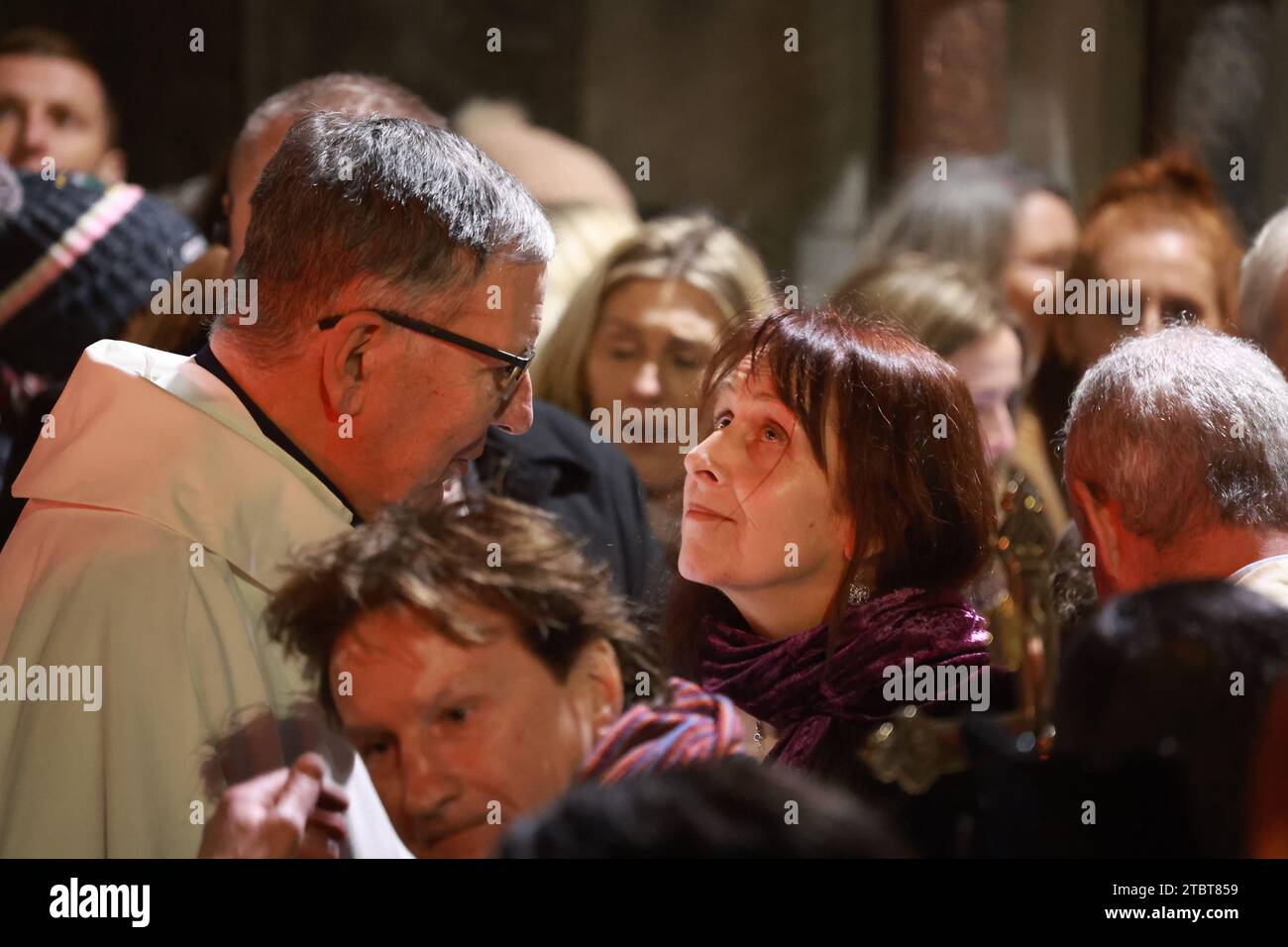 Siobhan MacGowan sprach mit einem Priester nach der Beerdigung ihres ...
