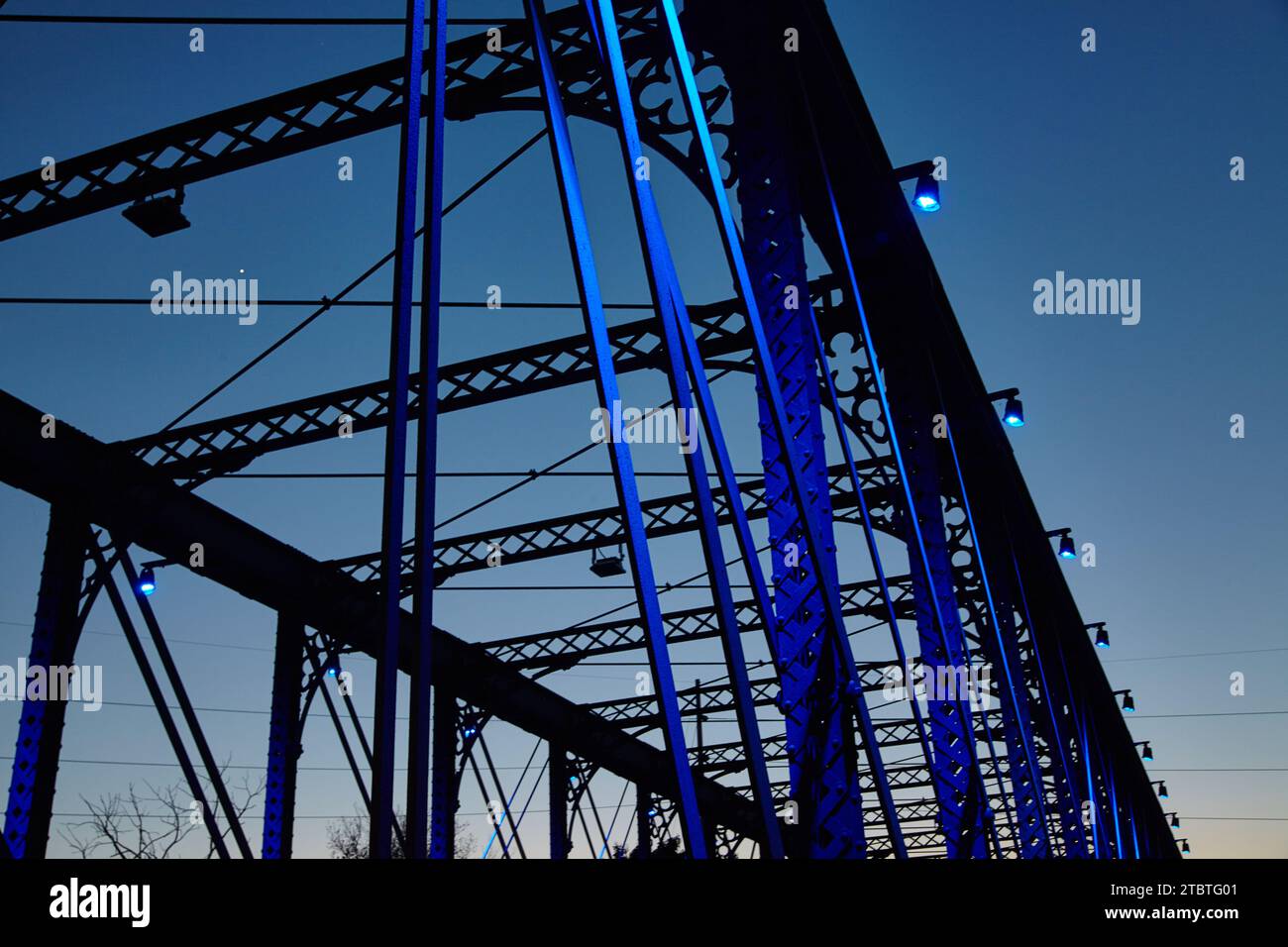 Blue Hour Glow auf der Wells Street Bridge, Fort Wayne Stockfotografie ...