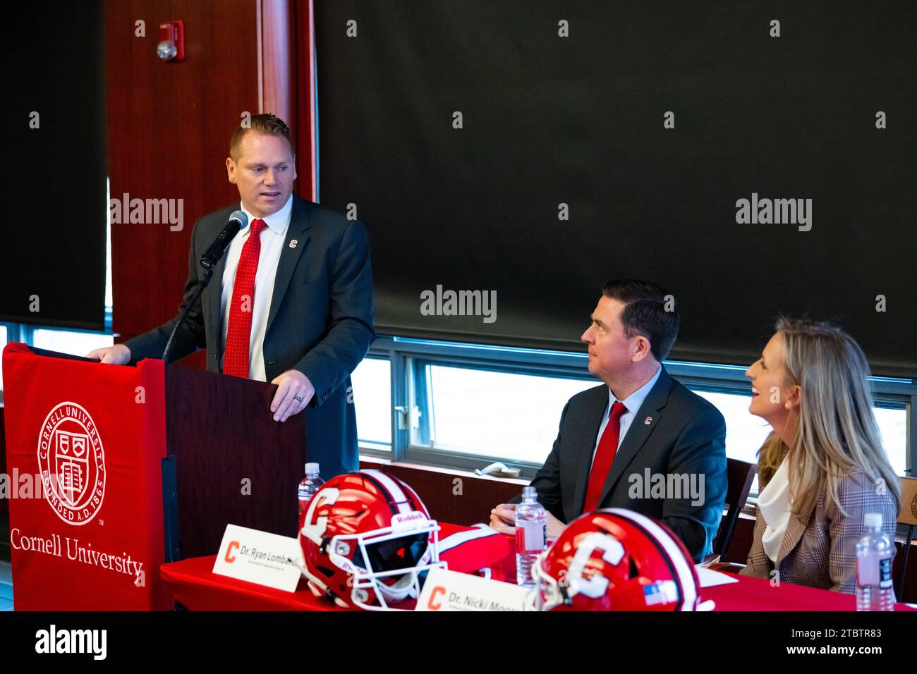 8. Dezember 2023: Cornell Big Red Head Coach Dan Swanstrom (links ...