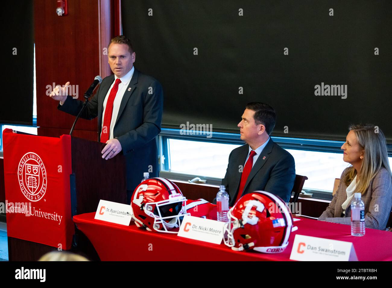 8. Dezember 2023: Cornell Big Red Head Coach Dan Swanstrom (links ...