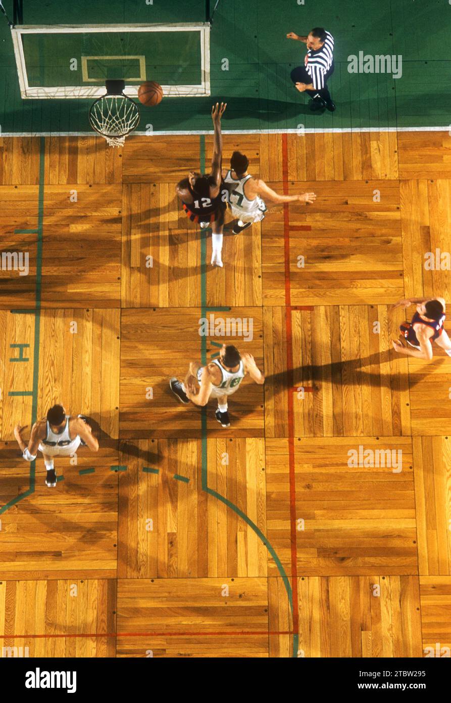 BOSTON, MA – 12. DEZEMBER: Maurice Stokes #12 der Rochester Royals ...