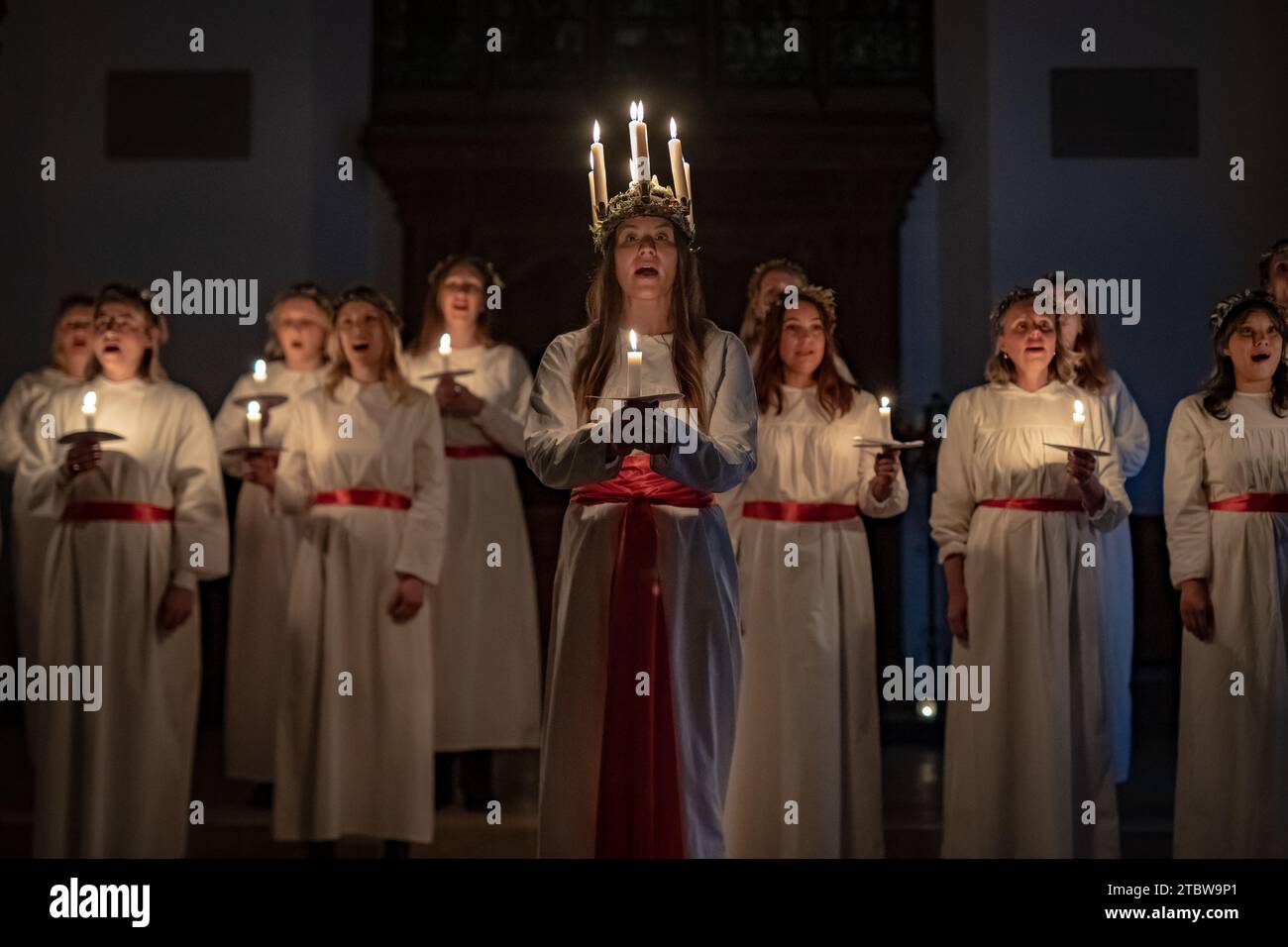 London, Großbritannien. Dezember 2023. Sankta-Lucia-Feiern des schwedischen Chors Norrsång East ...