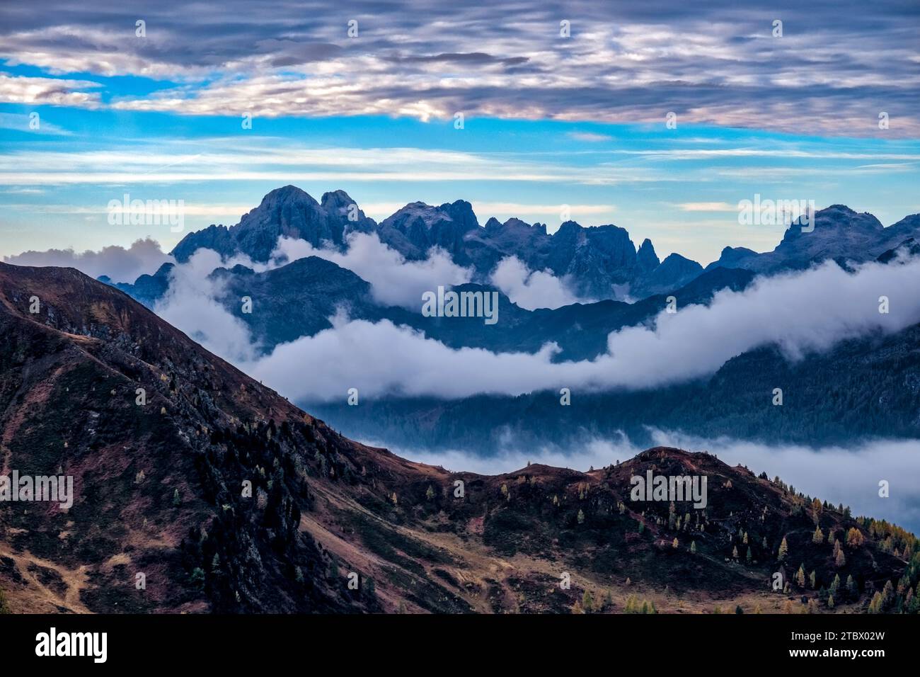 Bergkämme und Felsformationen rund um den Monte Agner, Täler, die im ...
