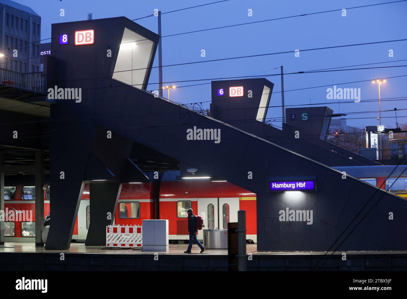 Hamburg, Deutschland. Dezember 2023. Ein lokaler Zug fährt am Morgen ...