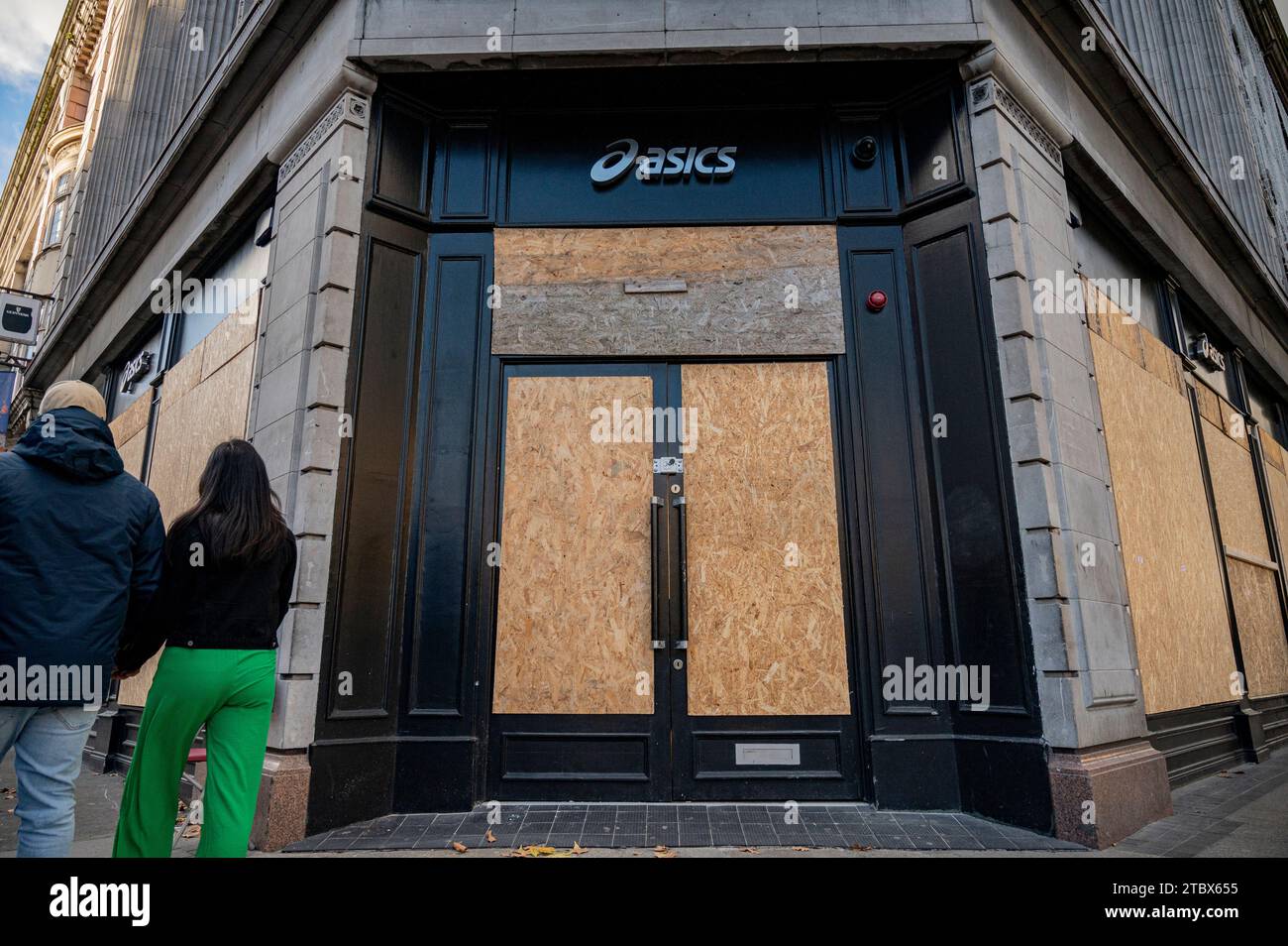 Der Asics-Laden wurde nach Plünderungen in Dublin geschlossen. Am 23 ...