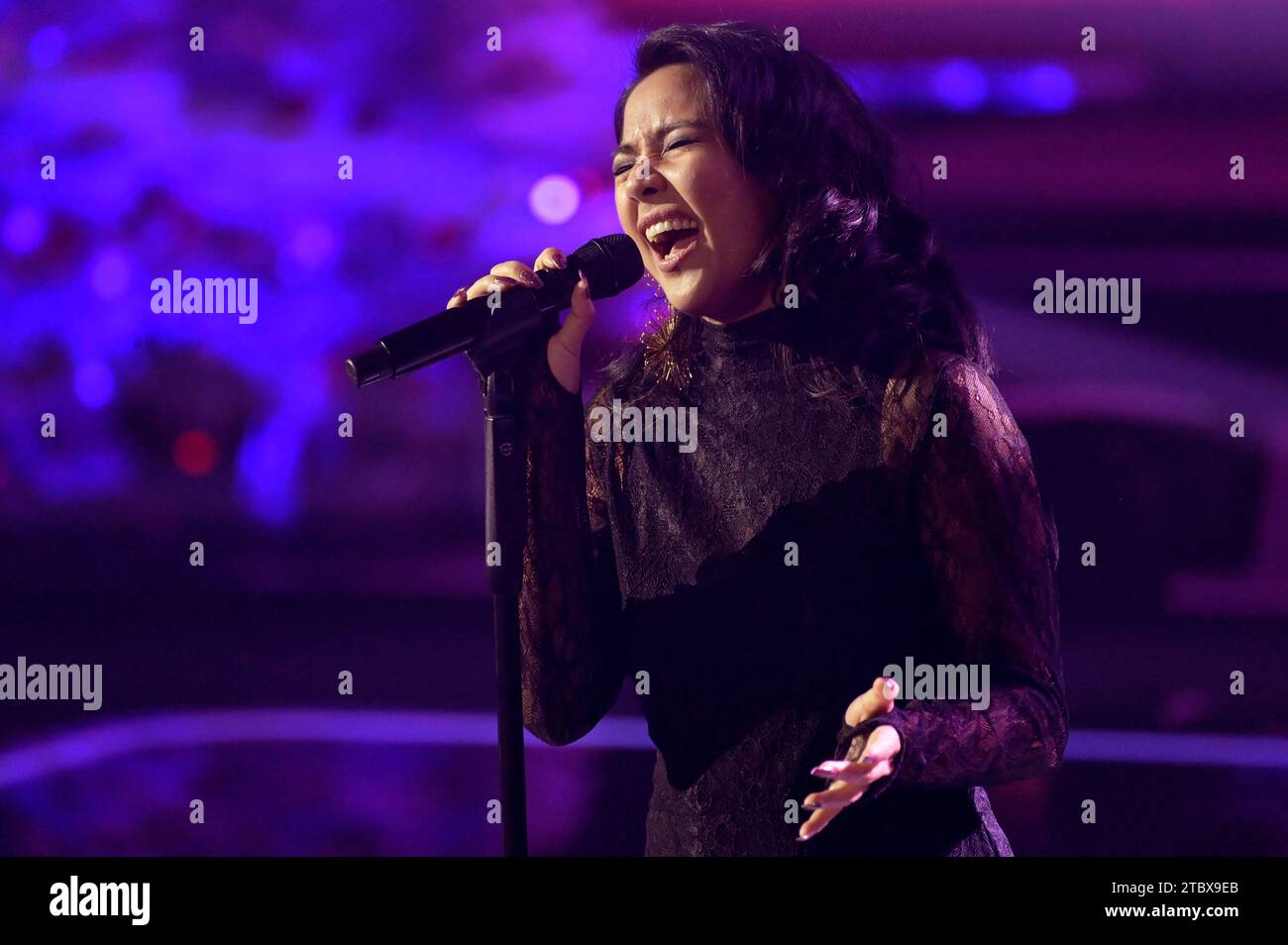 Joy Esquivias im Finale der 13. Staffel der Castingshow „The Voice of ...