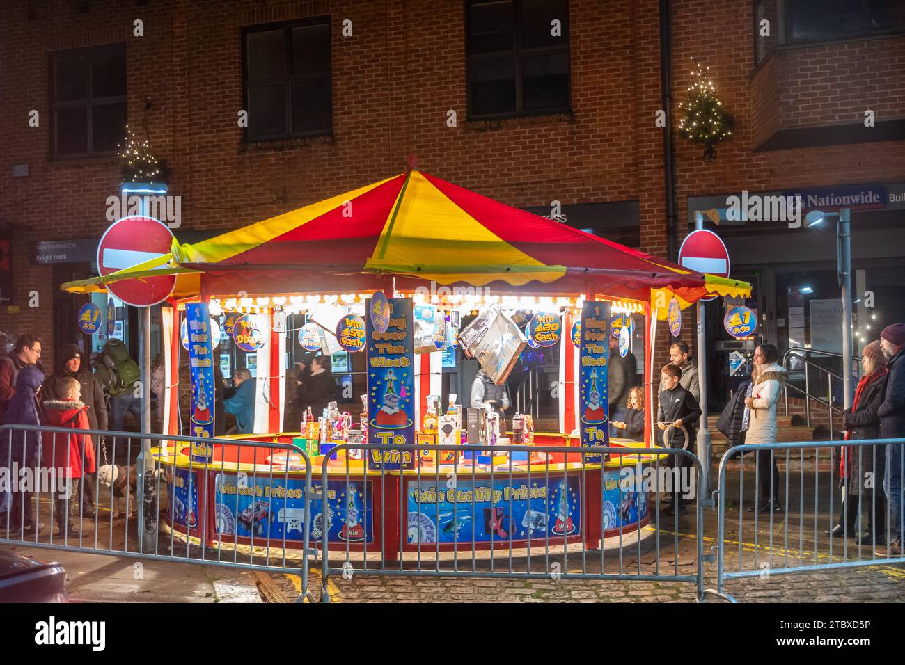 Auf einem jahrmarkt tamtam spielen -Fotos und -Bildmaterial in hoher Auflösung – Alamy