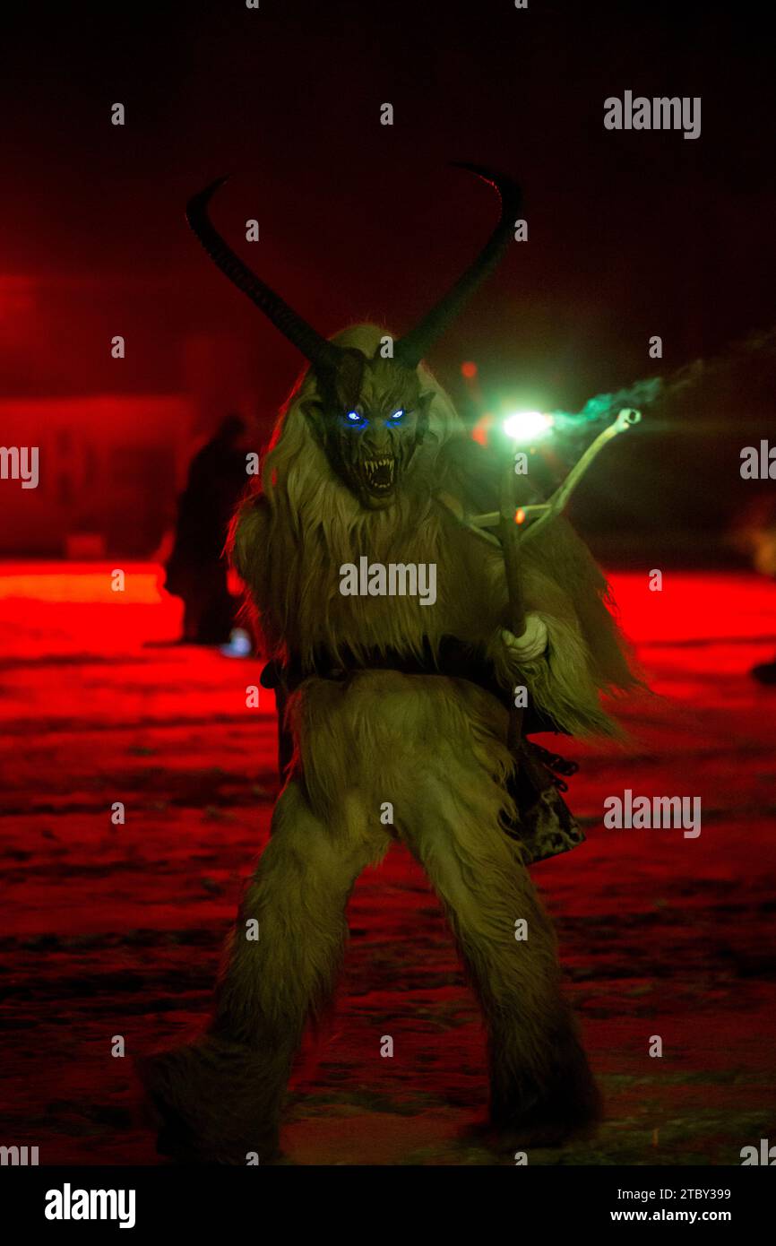 Der Perchtenlauf ist ein Brauch aus dem Alpenraum. Perchten sind ...