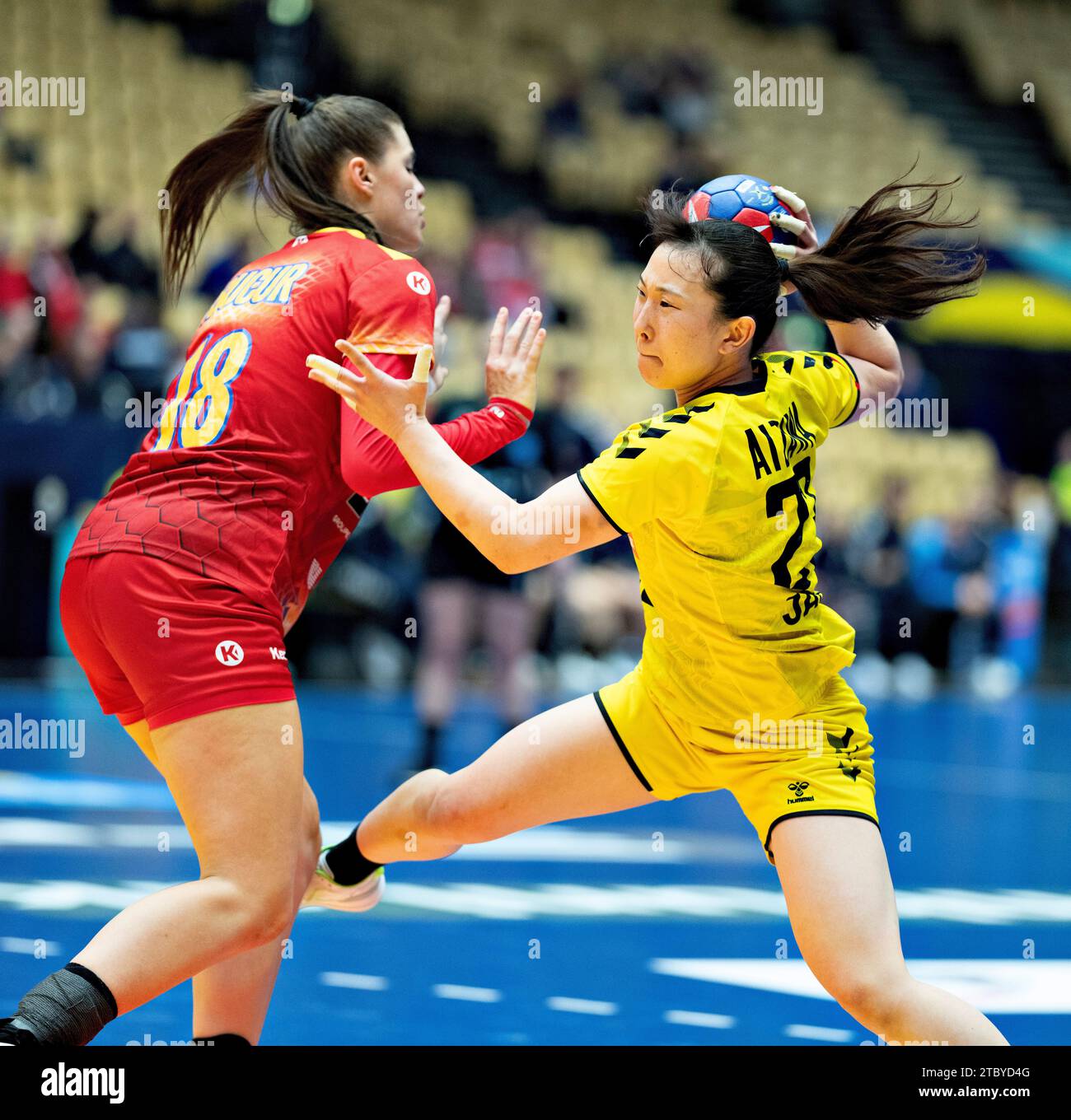 Herning, Dänemark. 9. Dezember 2023, Daria Bucur aus Rumänien (18) und Natsuki Aizawa aus Japan ...