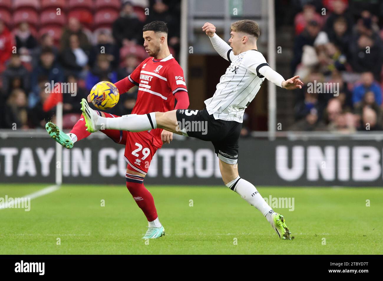 Sam Greenwood von Middlesbrough in Aktion mit Leif Davis von Ipswich ...