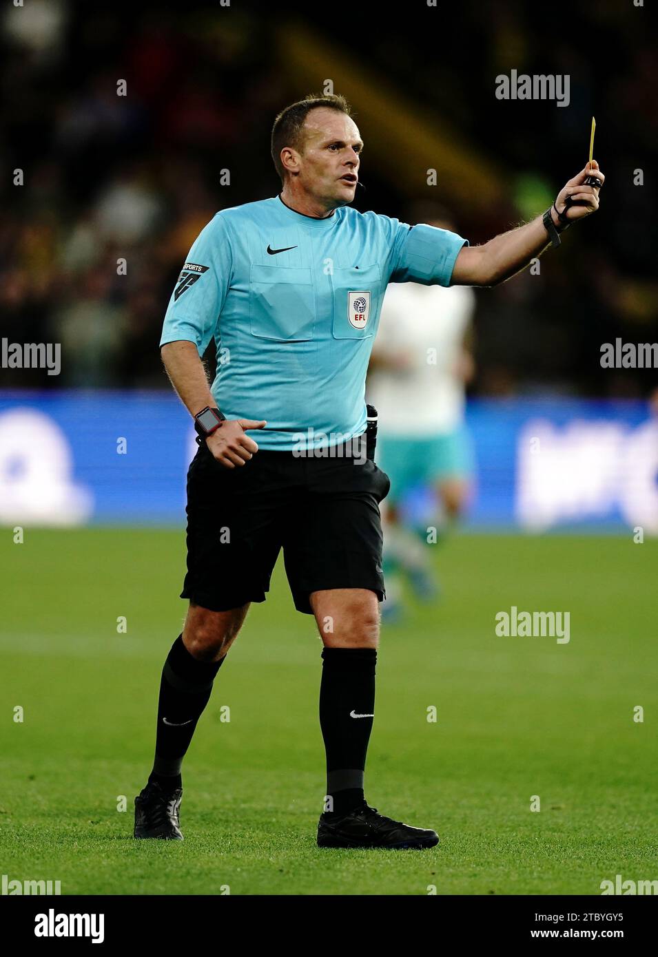 Schiedsrichter Geoff Eltringham zeigt Southampton Shea Charles während ...