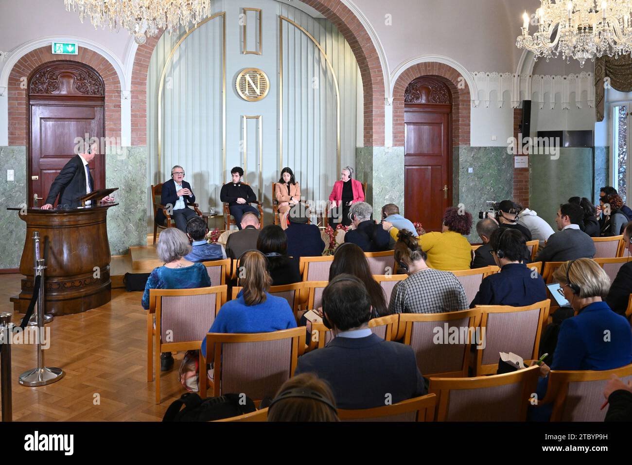 Der Leiter des norwegischen Nobelkomitees Berit Reiss-Andersen hält als ...