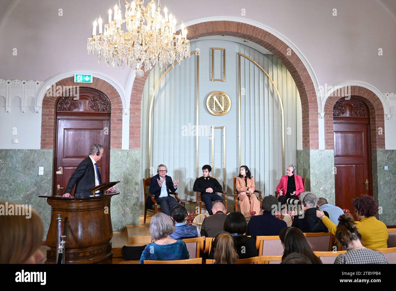 Der Leiter des norwegischen Nobelkomitees Berit Reiss-Andersen hält als ...