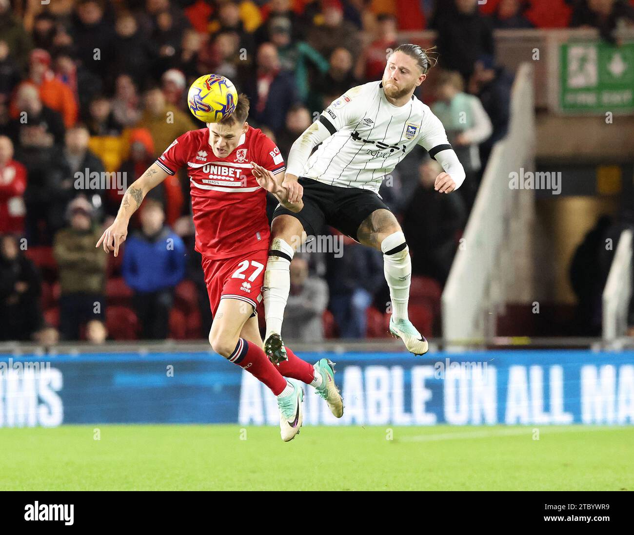 Lukas Engel von Middlesbrough in Aktion mit Wes Burns von Ipswich Town ...