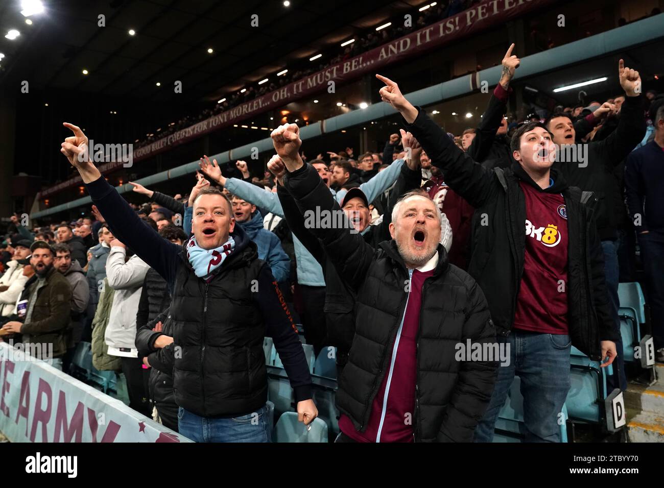 Aston Villa Fans auf den Tribünen zeigen ihre Unterstützung beim ...