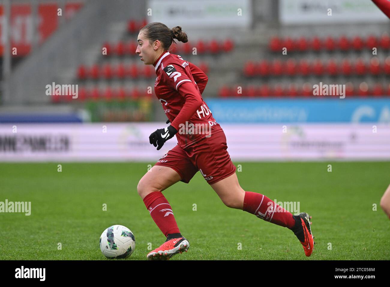 Waregem, Belgien. Dezember 2023. Lena Hubaut (8) von Zulte-Waregem ...