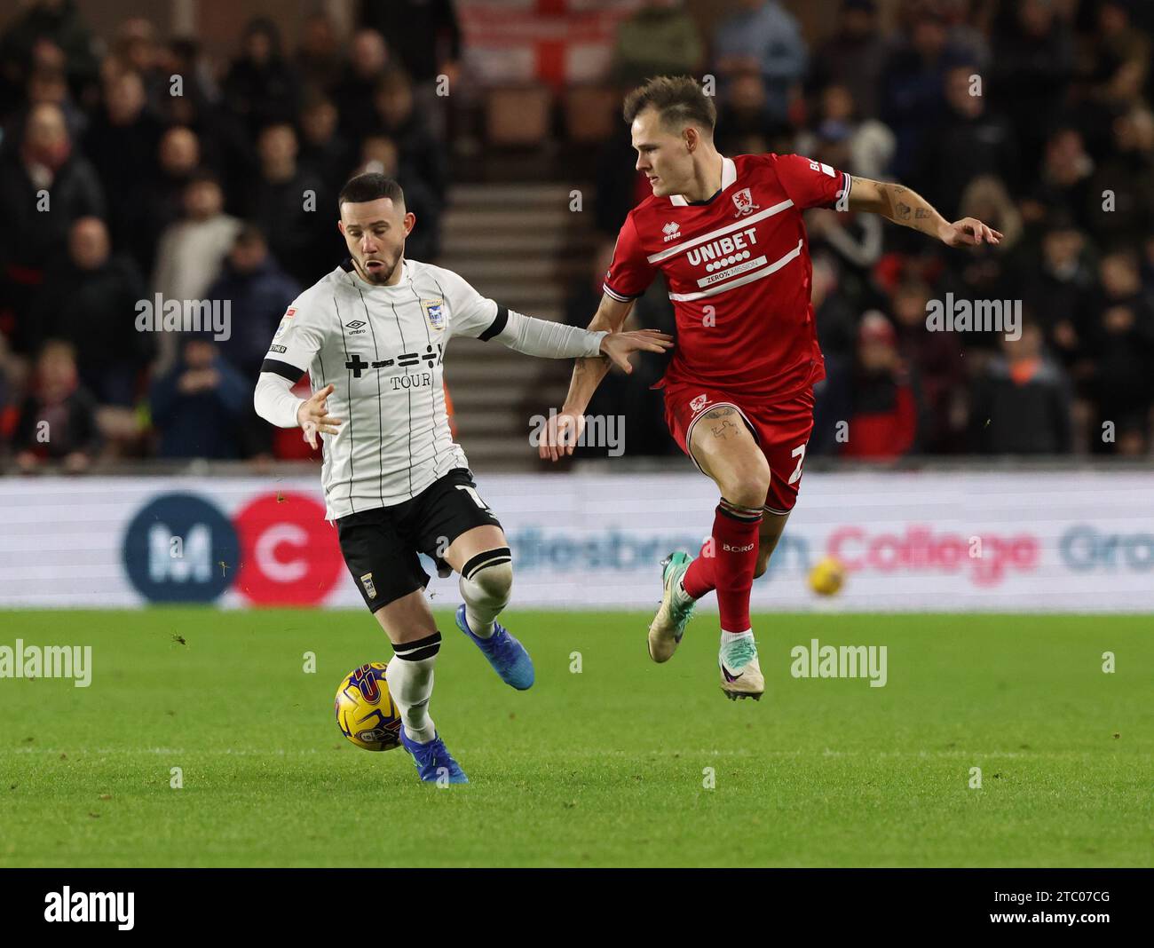 Lukas Engel von Middlesbrough in Aktion mit Conor Chaplin von Ipswich ...