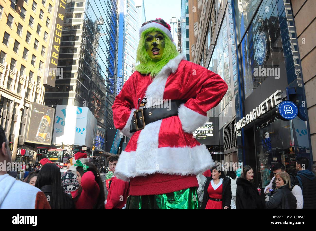 New York, Usa. Dezember 2023. Ein SantaCon-Teilnehmer in einem Grinch ...