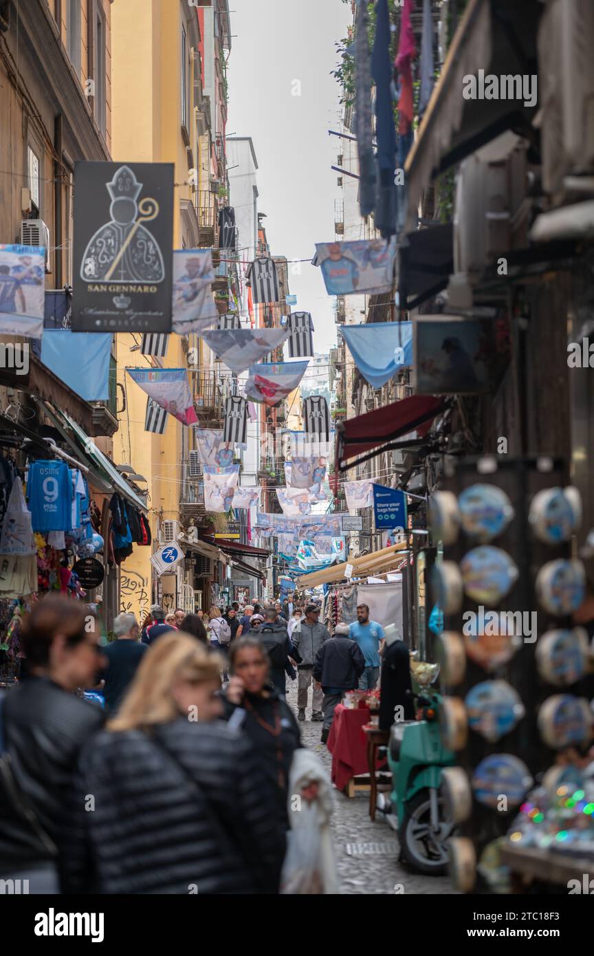 Neapel, Italien: 15. November 2023: Menschen, die 2023 in den Straßen ...