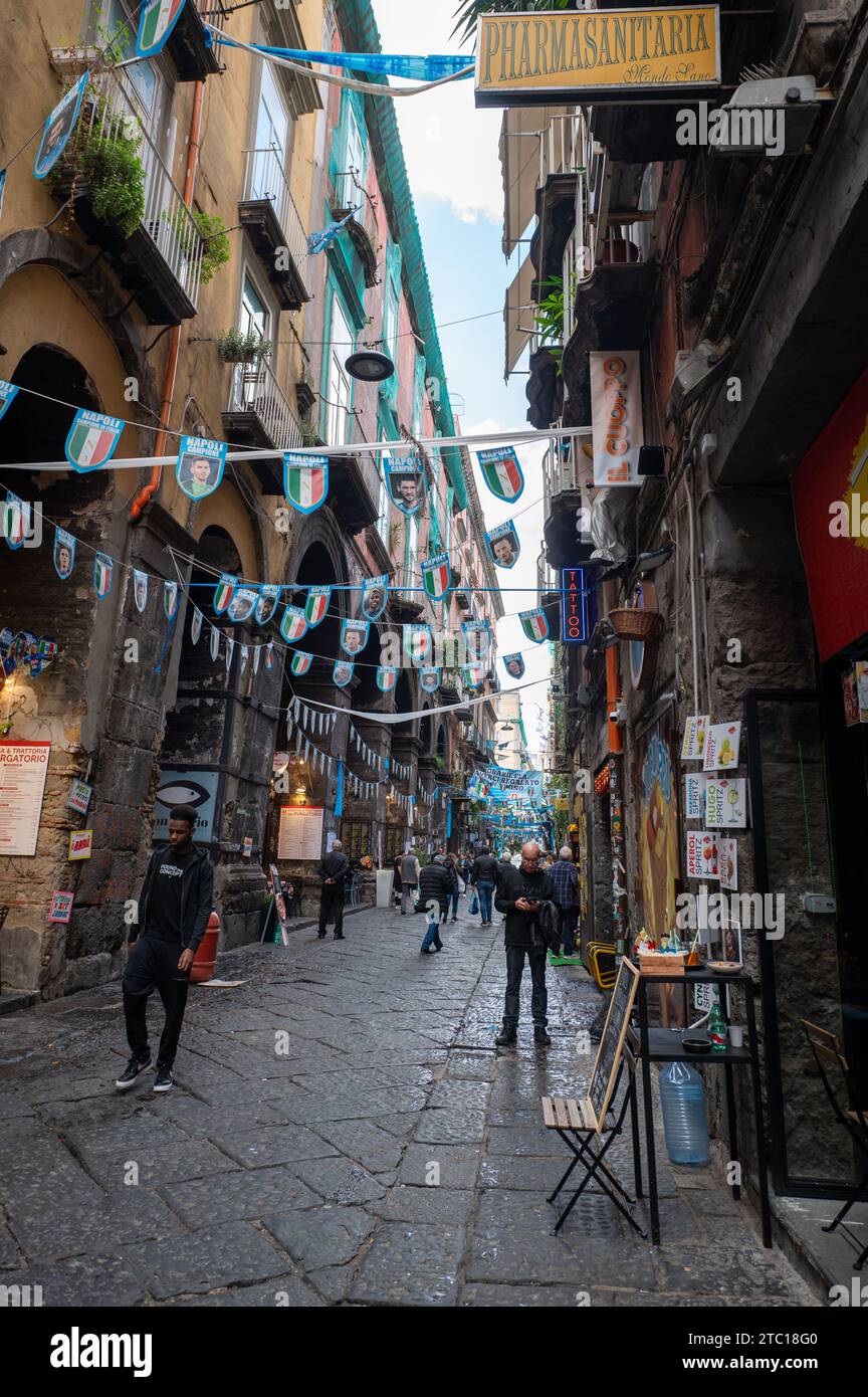 Neapel, Italien: 15. November 2023: Menschen, die 2023 in den Straßen ...