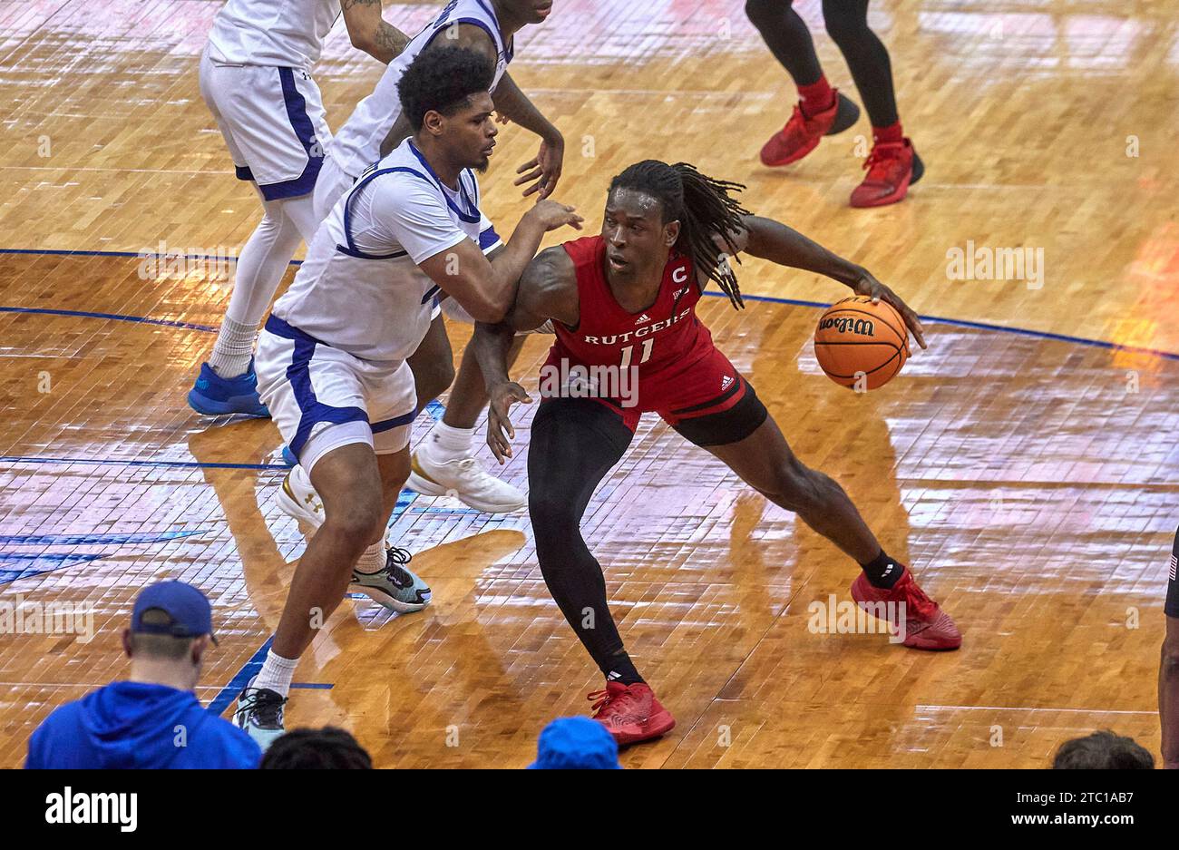 Rutgers Scarlet Knights Center Clifford Omoruyi (11) fährt in der ...