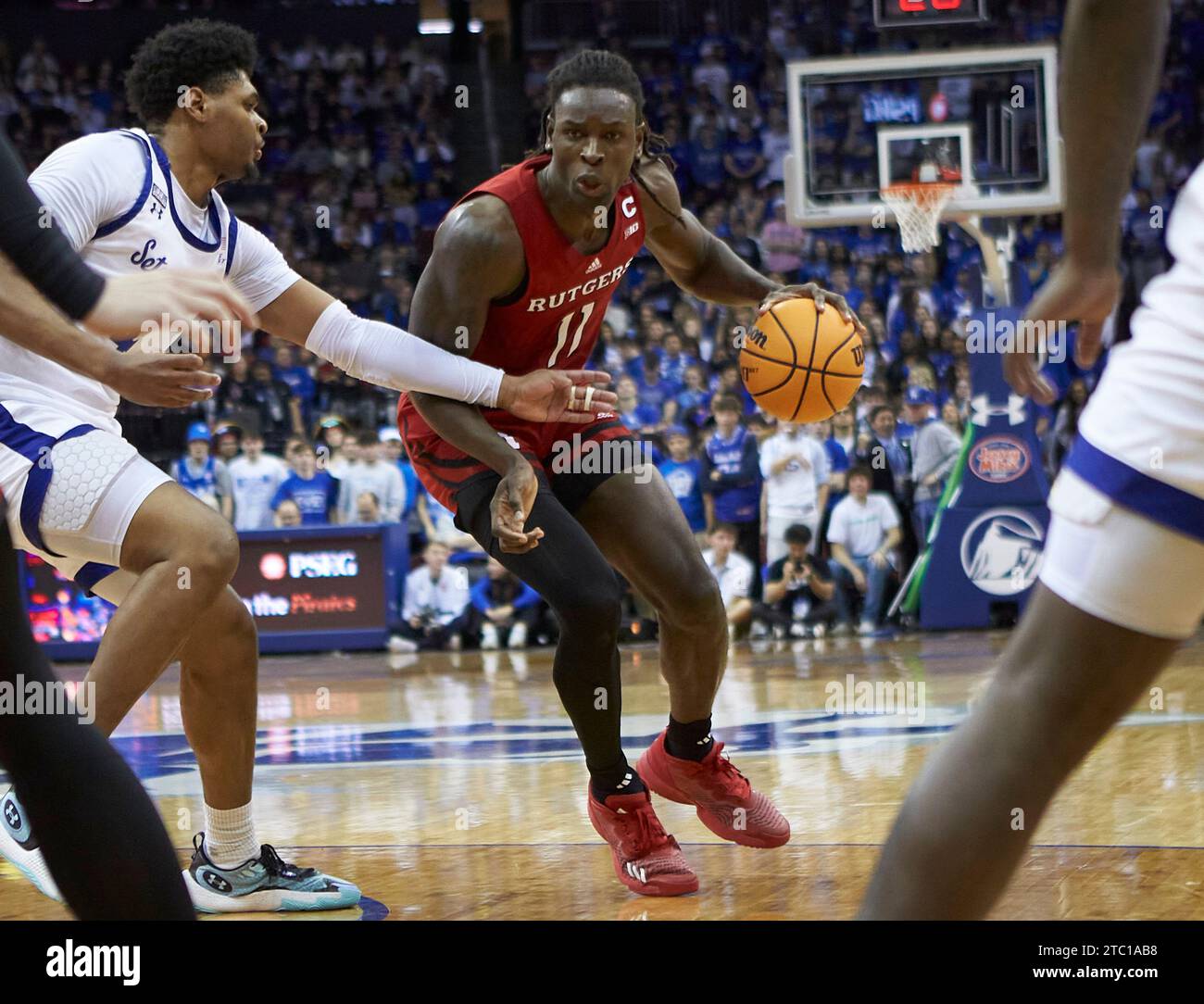 Rutgers Scarlet Knights Center Clifford Omoruyi (11) fährt in der ...
