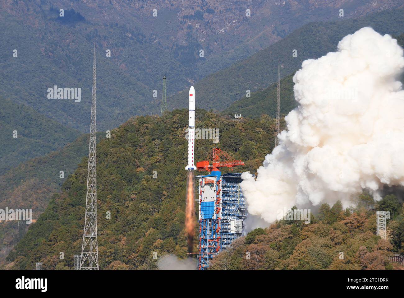 Xichang. Dezember 2023. Eine Langmarsch-2D-Trägerrakete mit dem Yaogan ...