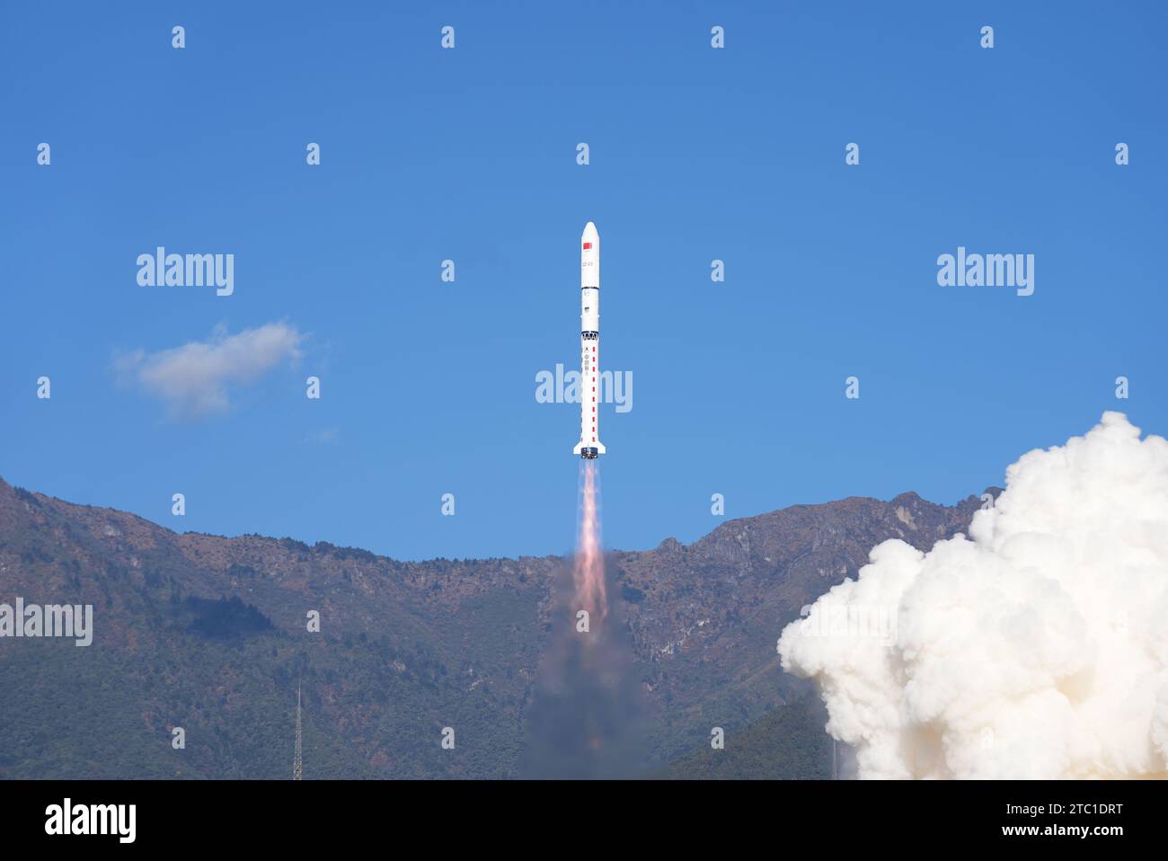 Xichang. Dezember 2023. Eine Langmarsch-2D-Trägerrakete mit dem Yaogan ...